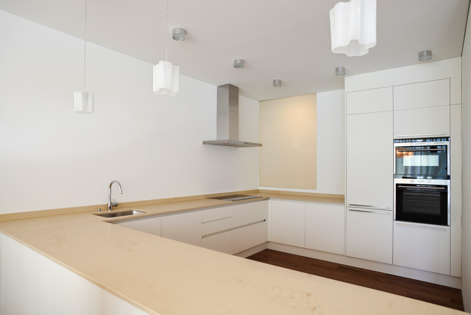 Integrated C and L Handles: No door pulls Kitchen Cabinet Design Solution